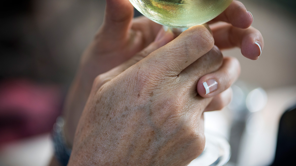 Kenali Penuaan Kulit Tangan dan Cara Mengatasinya - Colederma